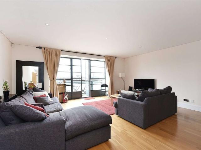 A simply stunning 2 bedroom apartment, situated on the 5th floor of this well run, prestigious development located on the river, in the heart of Shad Thames