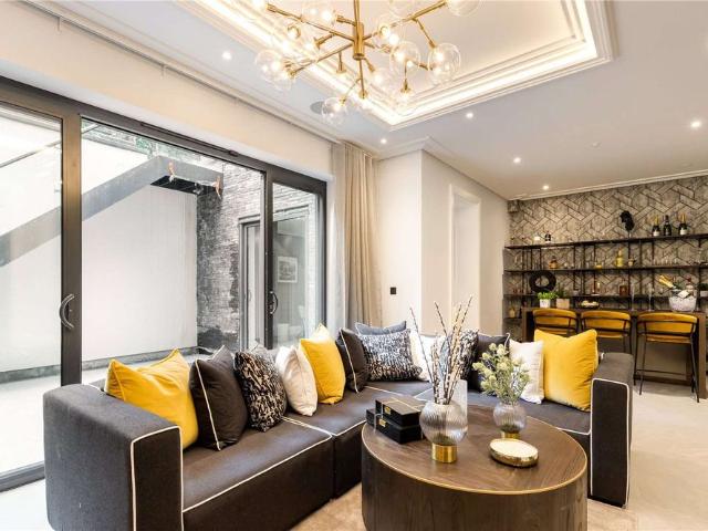 A small development of 6 prestigious houses located just off Parkside adjacent to Wimbledon Common