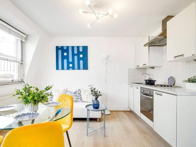 A smart, recently redecorated studio with its own roof terrace on the fourth floor with lift of this period residential building. With lovely views of Brompton Oratory, this is a wonderful central London pied a terre. EPC rating D | Council Tax Band E