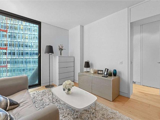A smart studio apartment situated on the 6th floor in the highly desired Neo Bankside