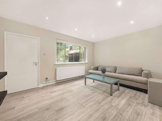 A spacious one bedroom house opposite Regents Park