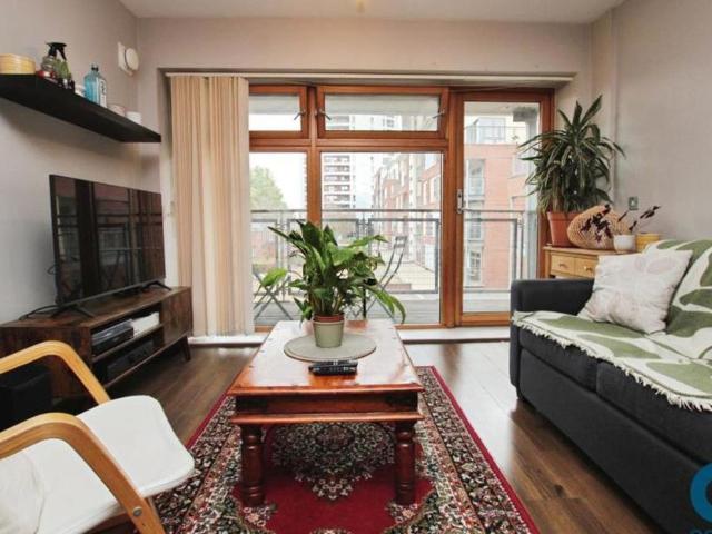 A spacious one bedroom property in the city centre, with a balcony overlooking the communal garden