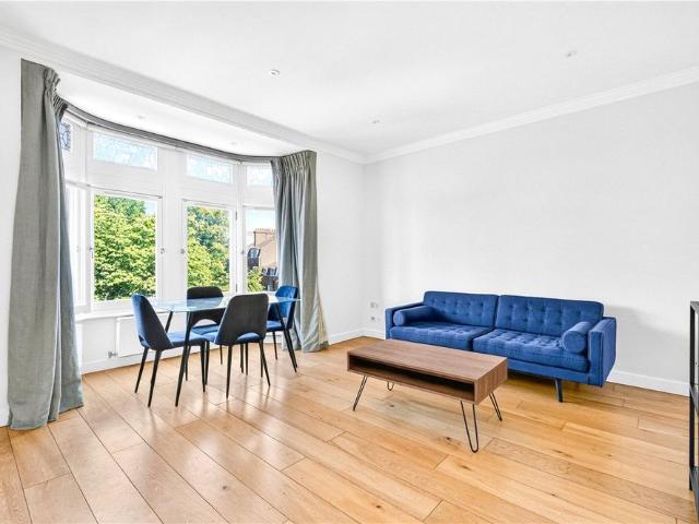 A spacious one double bedroom flat situated on the third floor of this period redbrick building on the Knightsbridge & Chelsea borders. Tenancy Length: Minimum 12 months EPC rating C | Council Tax Band D