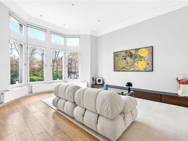A spacious one double bedroom flat situated on the first floor of this period redbrick building on the Knightsbridge & Chelsea borders. Tenancy Length: Minimum 12 months EPC rating C | Council Tax Band D