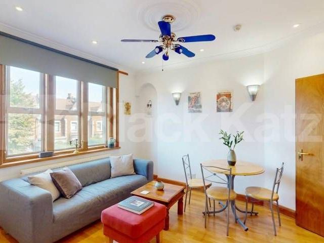 A spacious and well maintained three double bedroom apartment situated in the popular Grosvenor Gardens area of Willesden Green, NW2
