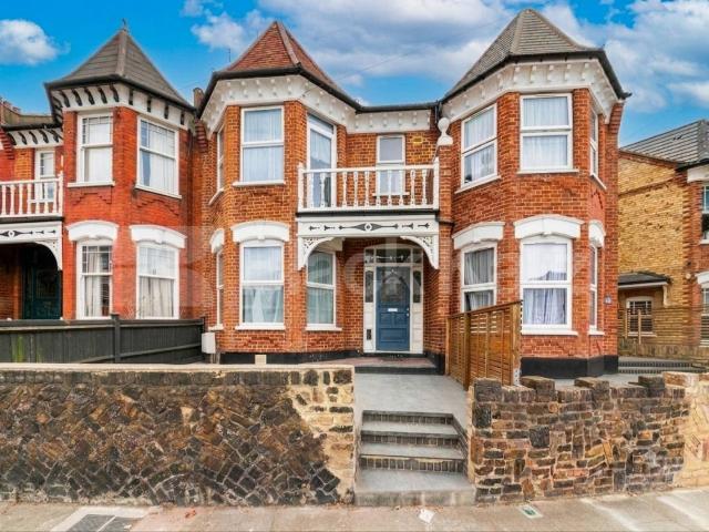 A spacious and well presented four bedroom, three bathroom family home located on the sought after Aberdeen Road in Dollis Hill