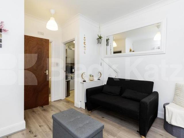 A spacious and well presented furnished studio flat situated on the popular Burnley Road in Dollis Hill, NW10