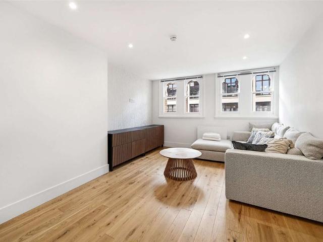 A spacious and bright three bedroom apartment available for short term rental