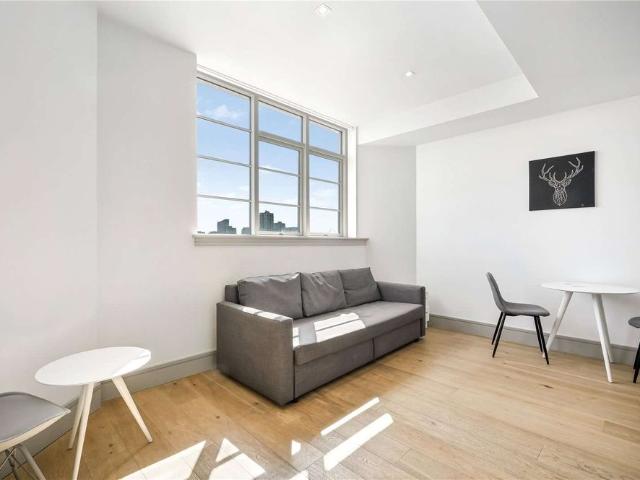 A Spacious, bright, open plan Studio flat with separate bedroom area situated in the centre of Whitechapel a short walk from transport links
