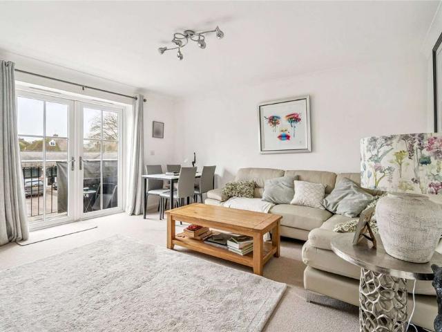 A spacious first floor maisonette located only 0.4 miles to the High Street