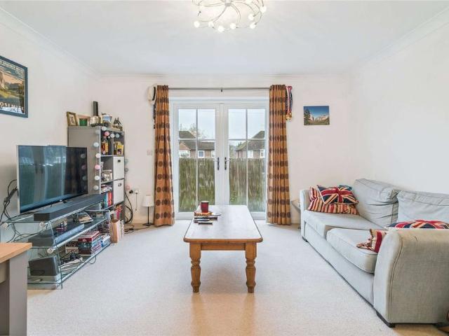 A spacious first floor maisonette located only 0.4 miles to the High Street