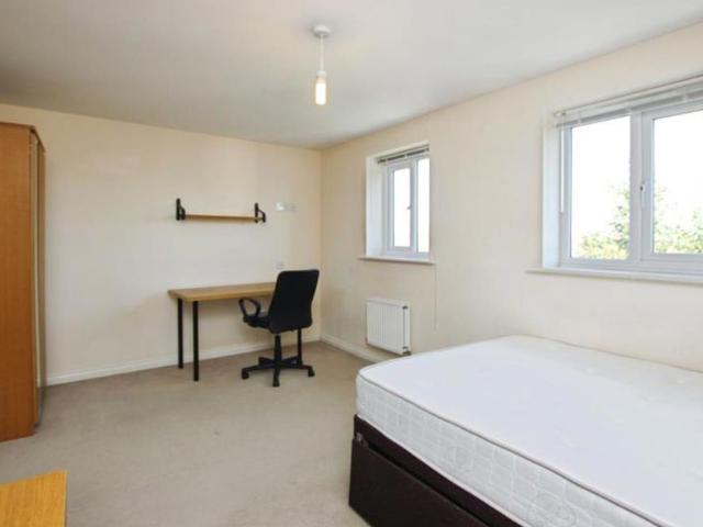 A spacious five bedroom student house offered on a furnished basis. Bills included. Available in September