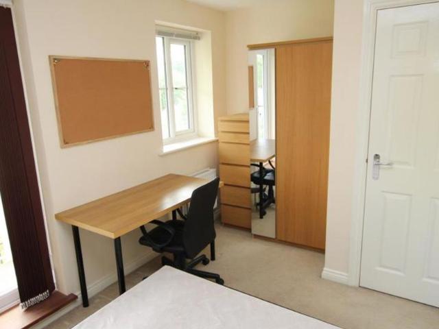 A spacious five bedroom student house offered on a furnished basis. Bills not included. Available in August