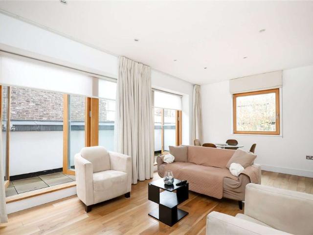 A spacious penthouse in central Putney