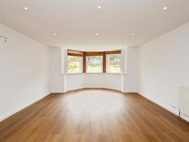A spacious property situated a short walk from Durdham Downs, Clifton Village and Whiteladies Road with an allocated parking space. This property is not suitable for sharers