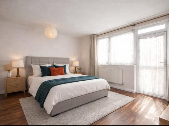 A spacious studio apartment Canary Wharf