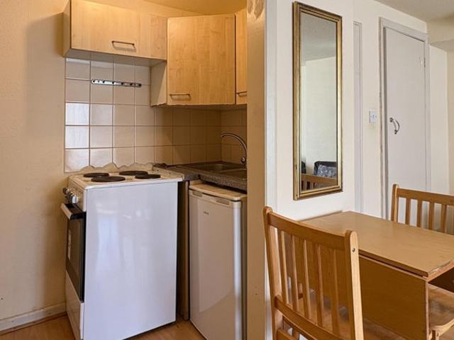 A Spacious Studio in Willesden Green Some Bills In