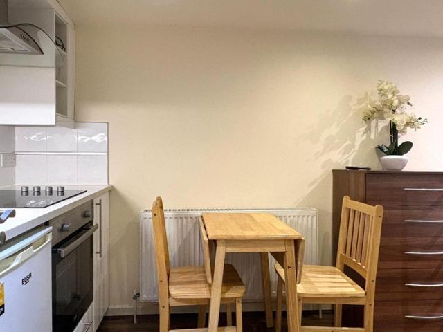 A Spacious Studio in Willesden Green Some Bills In