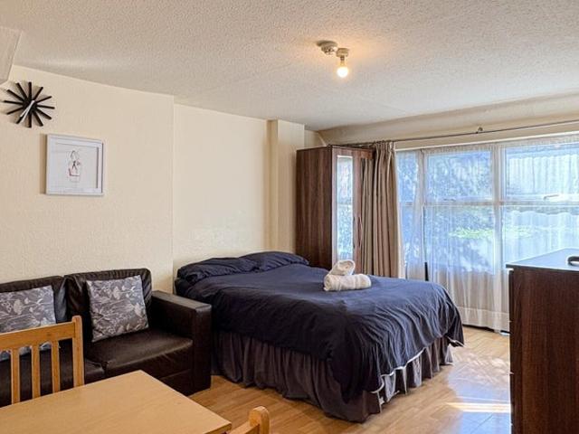 A Spacious Studio in Willesden Green Some Bills In