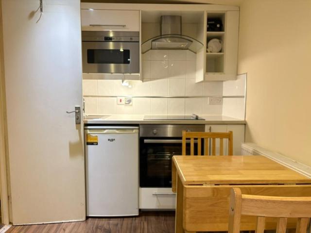 A Spacious Studio in Willesden Green Some Bills In