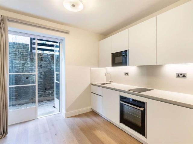 A spacious, self contained studio apartment in a coveted South Kensington location