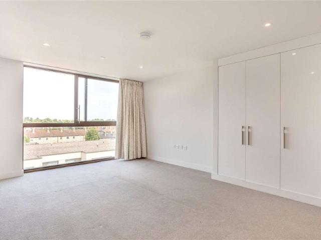 A spacious two bedroom apartment with parking in central Cambridge