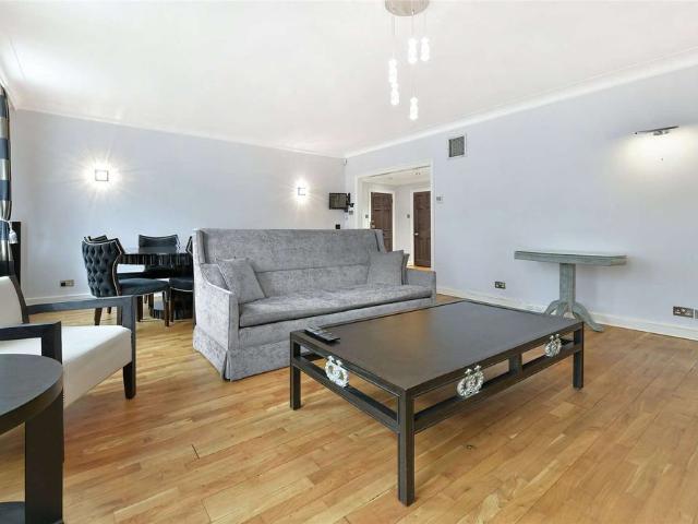 A spacious two bedroom flat in the portered building on Grosvenor Square