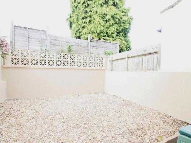 A spacious two double bedroom terraced house located just off North Street, featuring a good sized separate living room, kitchen/dining room and enclosed rear garden. Available in July. EPC D, Deposit £1788 & Council Tax B