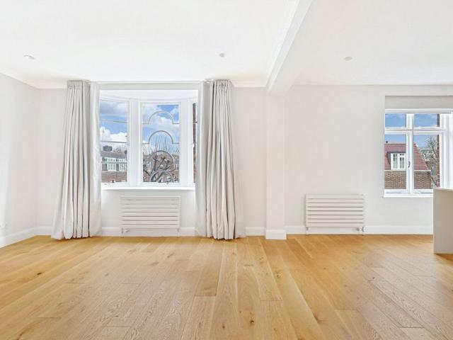 A spacious three double bedroom, two bathroom flat situated on the first floor of this beautiful red brick building in Holland Park. With high ceilings, large windows and double aspect it has a lot of natural light and beautiful views over the communal gardens. EPC rating: C