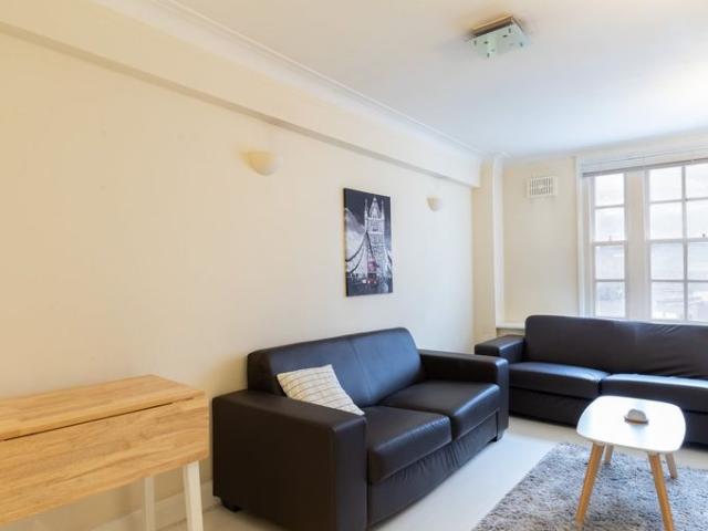 A spacious 2 bedroom apartment located on the 1st floor lift access in a portered development moments from Hyde Park