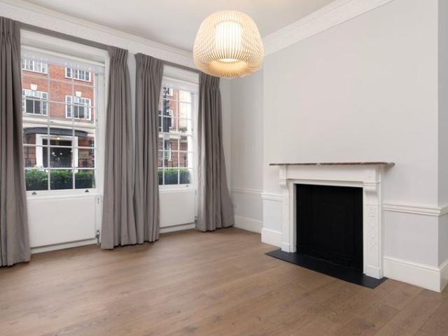 A spacious 2 bedroom duplex located on the ground and lower ground in a period conversion moments from Hyde Park