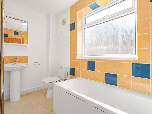 A spacious 3/4 bedroom detached house in this desirable side road in central Headington