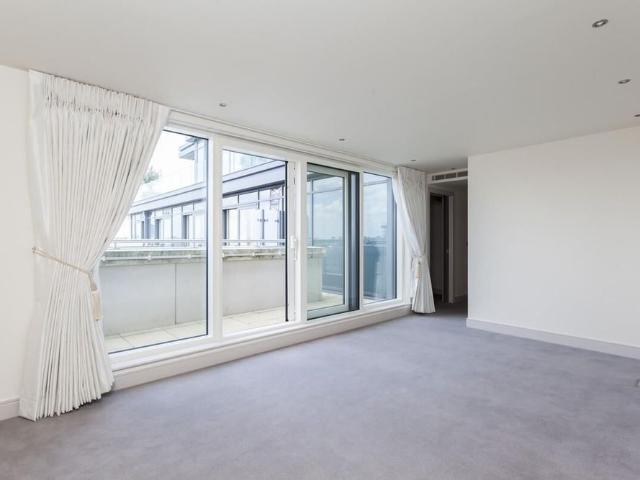 A spectacular 3 bedroom flat to let in Chelsea Creek, Fulham SW6