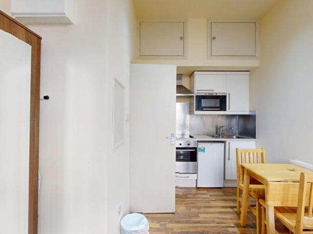 A Splendid Studio in Willesden Green Some Bills In