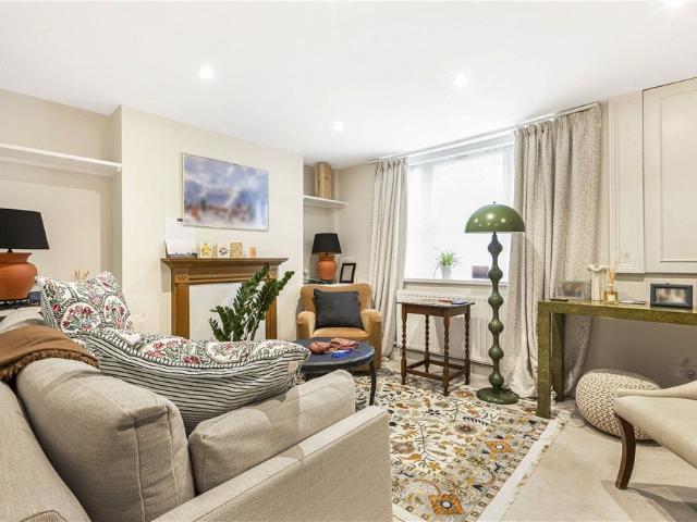 A split level apartment in a Victorian converted house located in central Jericho with a private entrance and private garden