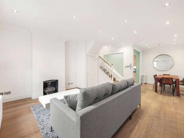 A two bedroom mews house ideally located to St. John's Wood Station