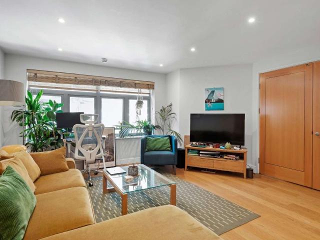 A two bedroom, one bathroom apartment within this exceptionally well located development in the Shoreditch Triangle