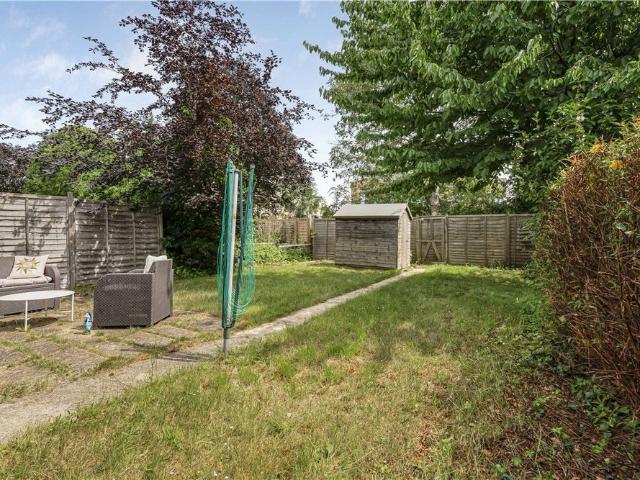 A two bedroom bungalow in this popular north Oxford location, well situated for access into Summertown, Kidlington and the A34