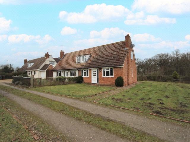 A two bedroom cottage located within the popular village of Crown East, Worcester. To Let £1,200pcm