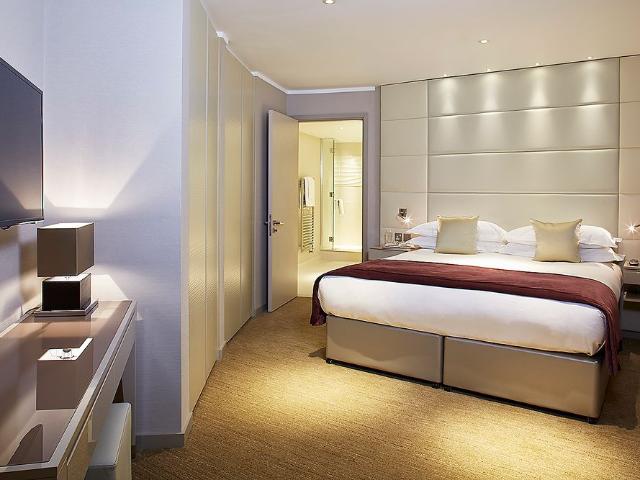 A two double bedroom, two bathroom apartment with Shard and River views, Tower Hill, London, EC3R