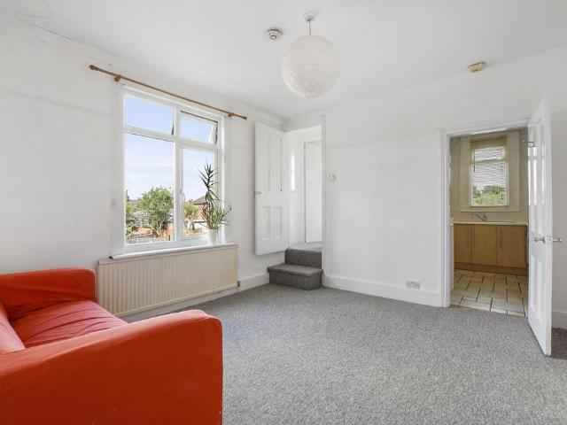 A, Temple Road, Cricklewood, NW2 3 bed apartment to rent £1,998 pcm £461 pw