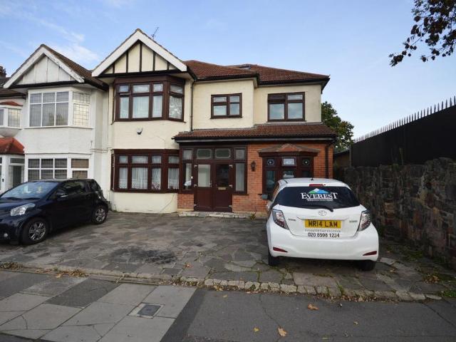 A The Drive, Ilford 1 bed apartment to rent £1,000 pcm £231 pw