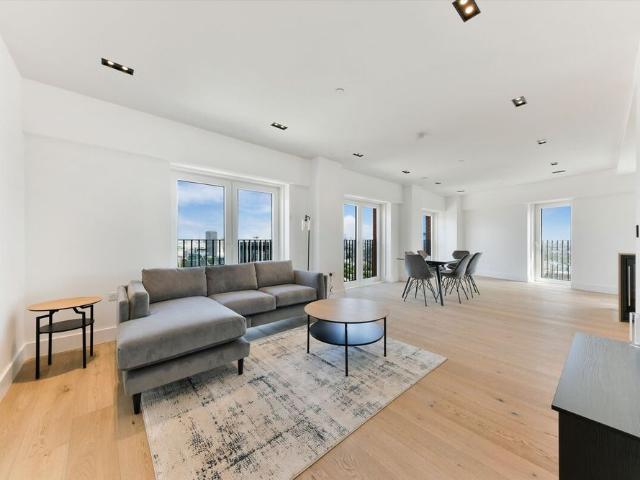 A three bedroom apartment to let in Keybridge Tower, SW8