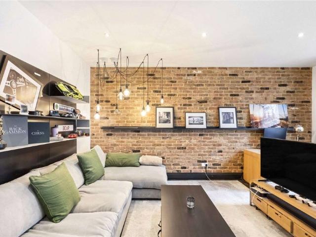 A three double bedroom, three bathroom lateral second floor flat