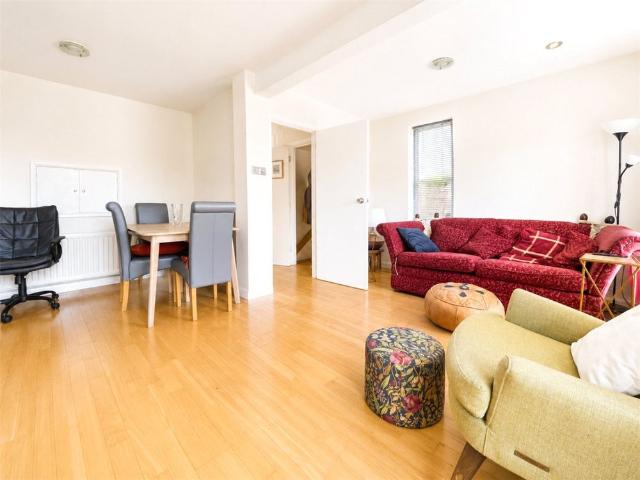 A three storey town house in good decorative order in the desirable area of St Cross and within easy walking distance of the City Centre with a host of restaurants and shops and mainline station to London Waterloo and good access to M3