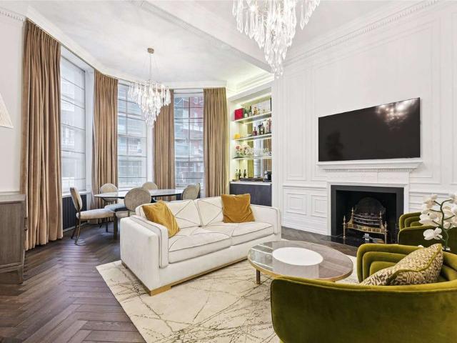 A truly impressive one bedroom lateral apartment on the raised ground floor of this well maintained period conversion in the heart of Knightsbridge