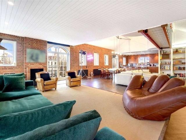 A unique and special three bedroom flat in Old Library Apartments. Short let