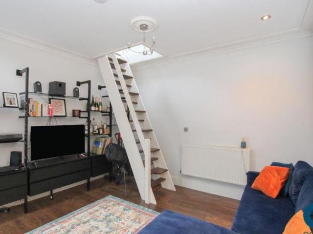 A unique one bedroom apartment in a quiet residential street in Ashley Down with an additional loft room. Unfurnished!