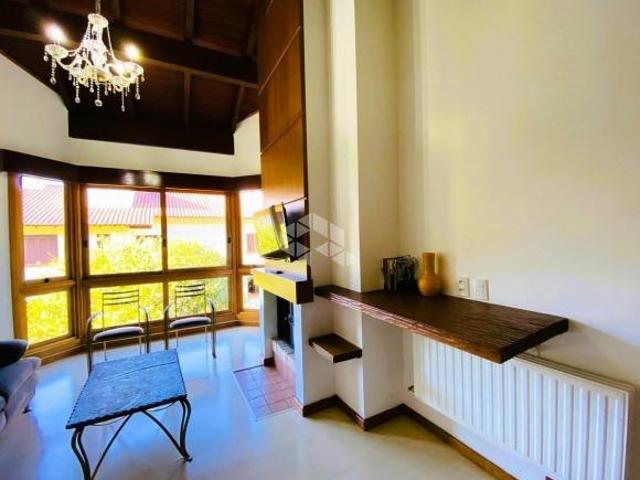 A venda apartamento com 3 dormitórios sendo uma suíte, localizado no bairro Bavária em Gramado