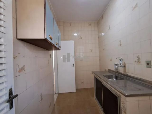 Apartamento à venda, 2 quartos com dependência completa junto a praça verdum